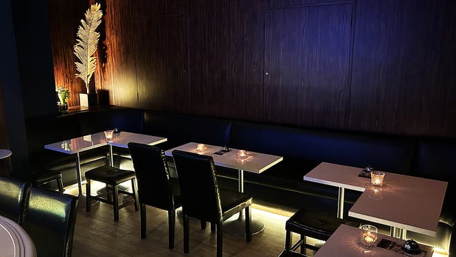 銀座の会員制バーで貸し切り送別会/歓迎会/二次会!着席25名/映像出力65inch/カラオケ付の写真1