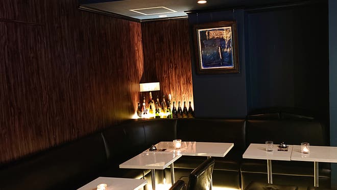 銀座の会員制バーで貸し切り送別会/歓迎会/二次会!着席25名/映像出力65inch/カラオケ付の写真2