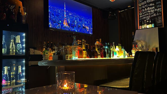 銀座の会員制バーで貸し切り送別会/歓迎会/二次会!着席25名/映像出力65inch/カラオケ付の写真3