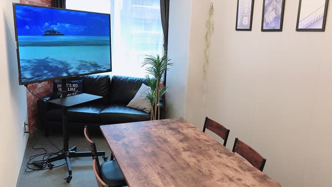 新宿駅D5出口すぐ🎄クリスマス仕様🎄👞土足OK・打合せ・撮影・大型テレビ50型(Fire tv付)・ソファーのあるスペースの写真5