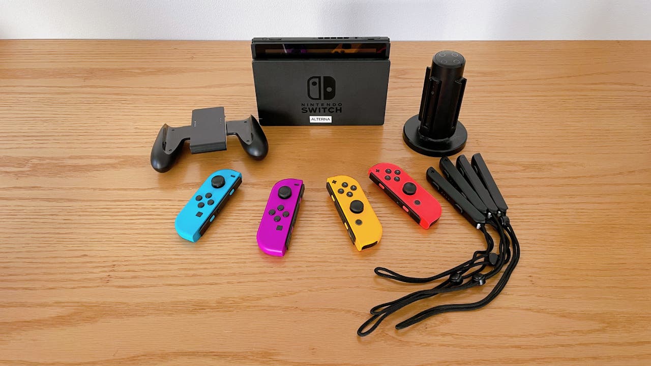 【無料】ゲーム機本体＋コントローラー×４個+ソフト4種の画像1