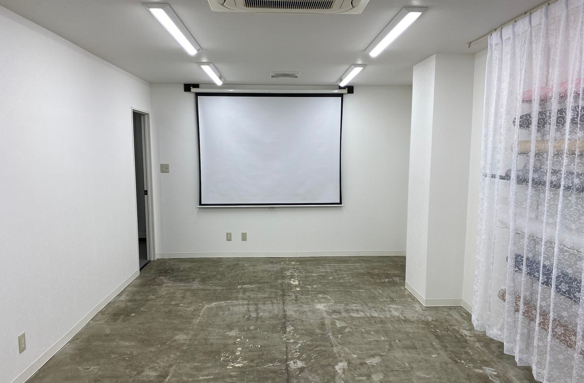 【西小倉駅から徒歩3分】＜撮影設備の整ったマルチスタジオ＞24H　撮影機材完備/メイク台/更衣室/完全個室/背景紙/小倉の写真8