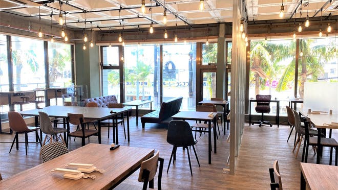 南国石垣島の市内中心地 大きな窓に囲まれた天井高おしゃれスペース WiFi完備の写真1