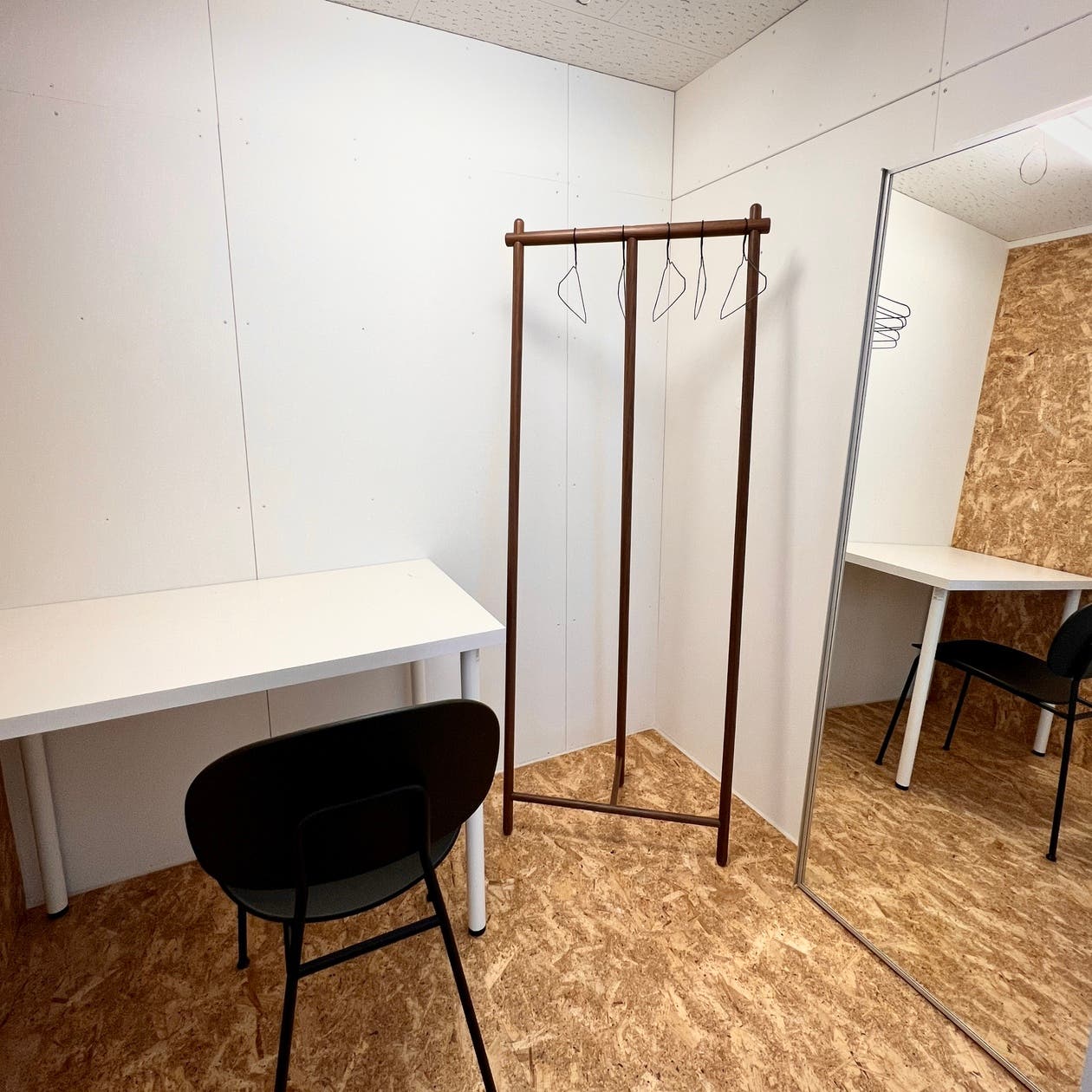 デザイン家具が使える、自然光がたっぷり入る真っ白なレンタルスペースの写真5