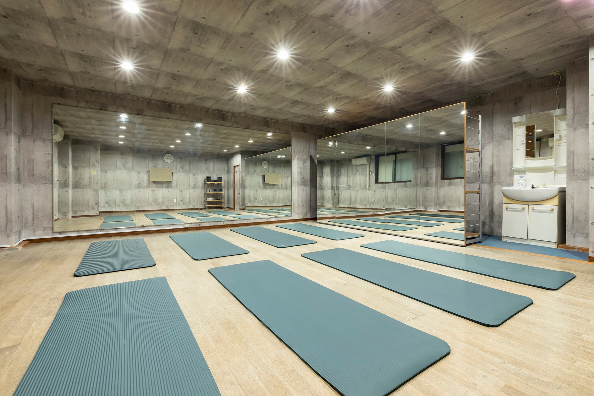 2面ガラス張り40㎡！福島駅から徒歩5分地域最安値！当日予約可能、定期利用可能！完全個室！SKYレンタルダンススタジオ福島店の写真4