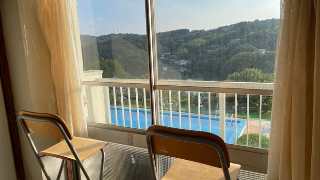 A.一碧湖を眺めながら、グループで楽しいひと時をお過ごしください。パーティや会合、5,6名までご利用いただけます。の写真1