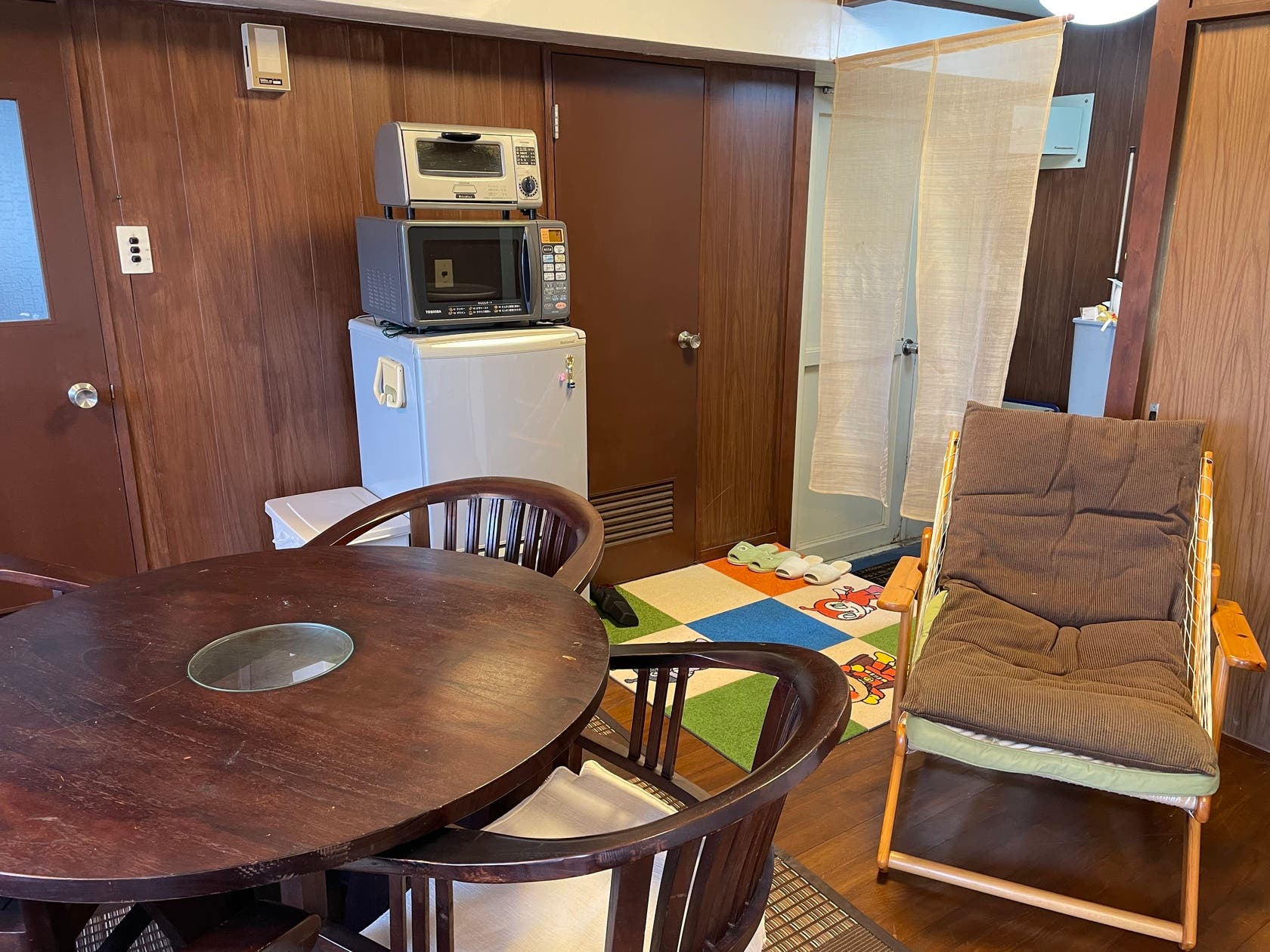 A.一碧湖を眺めながら、グループで楽しいひと時をお過ごしください。パーティや会合、5,6名までご利用いただけます。の写真5