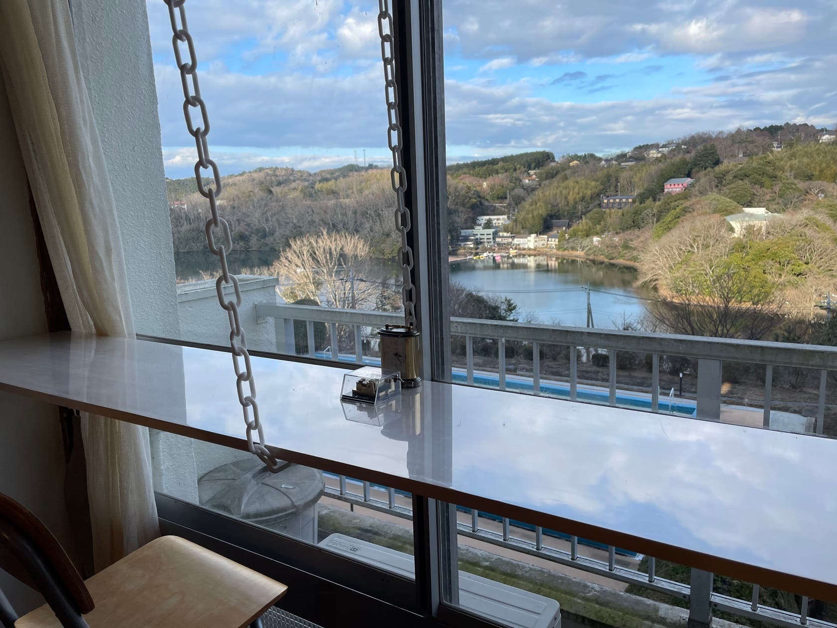 A.一碧湖を眺めながら、グループで楽しいひと時をお過ごしください。パーティや会合、5,6名までご利用いただけます。の写真7