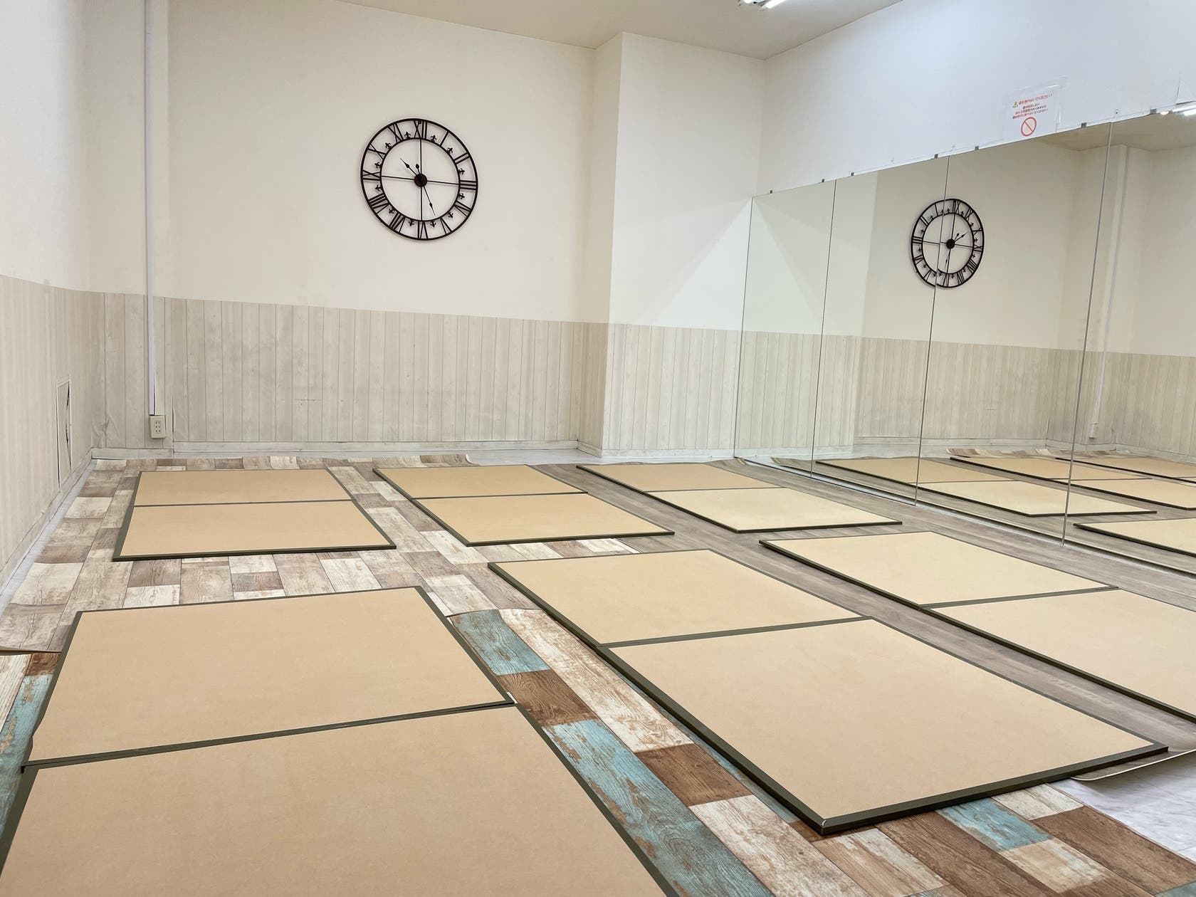 【横浜関内】リノリウム床にリニューアル！フラメンコ・タップ・バレエ・撮影可のダンススタジオ・鏡・モニター完備【ホワイトスタジオ】の写真3