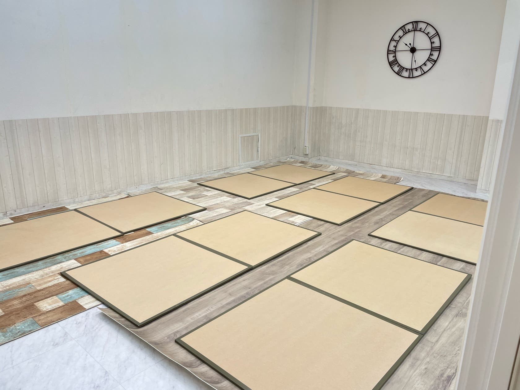 【横浜関内】リノリウム床にリニューアル！フラメンコ・タップ・バレエ・撮影可のダンススタジオ・鏡・モニター完備【ホワイトスタジオ】の写真4