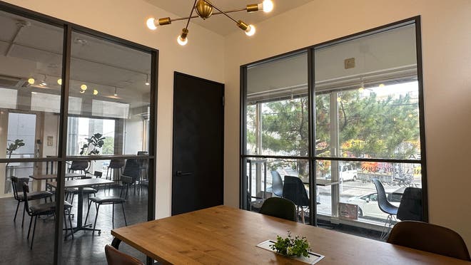 那覇市丨古島・おもろまち近く丨会議室(最大6名)丨レンタルスペース丨無料駐車場ありの写真1