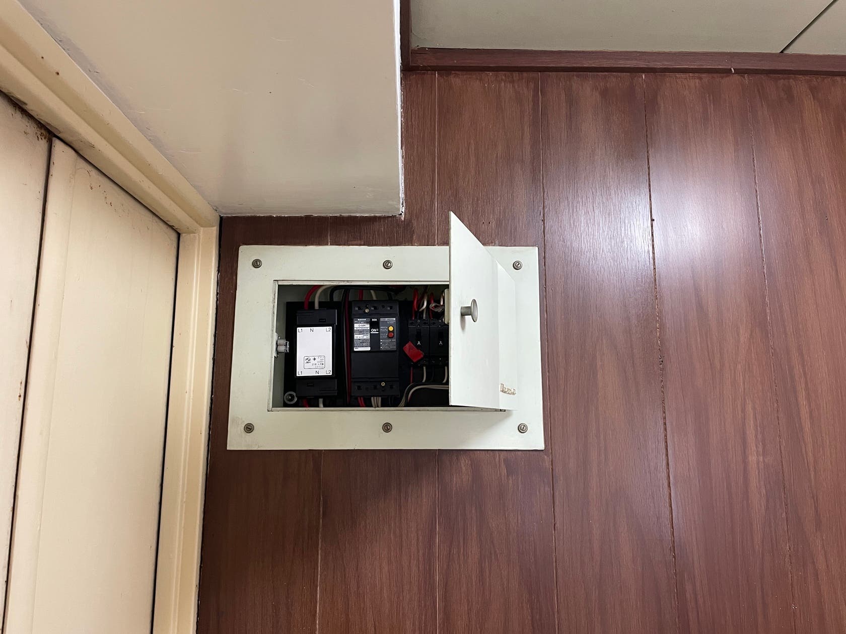 A.一碧湖を眺めながら、グループで楽しいひと時をお過ごしください。パーティや会合、5,6名までご利用いただけます。の写真8