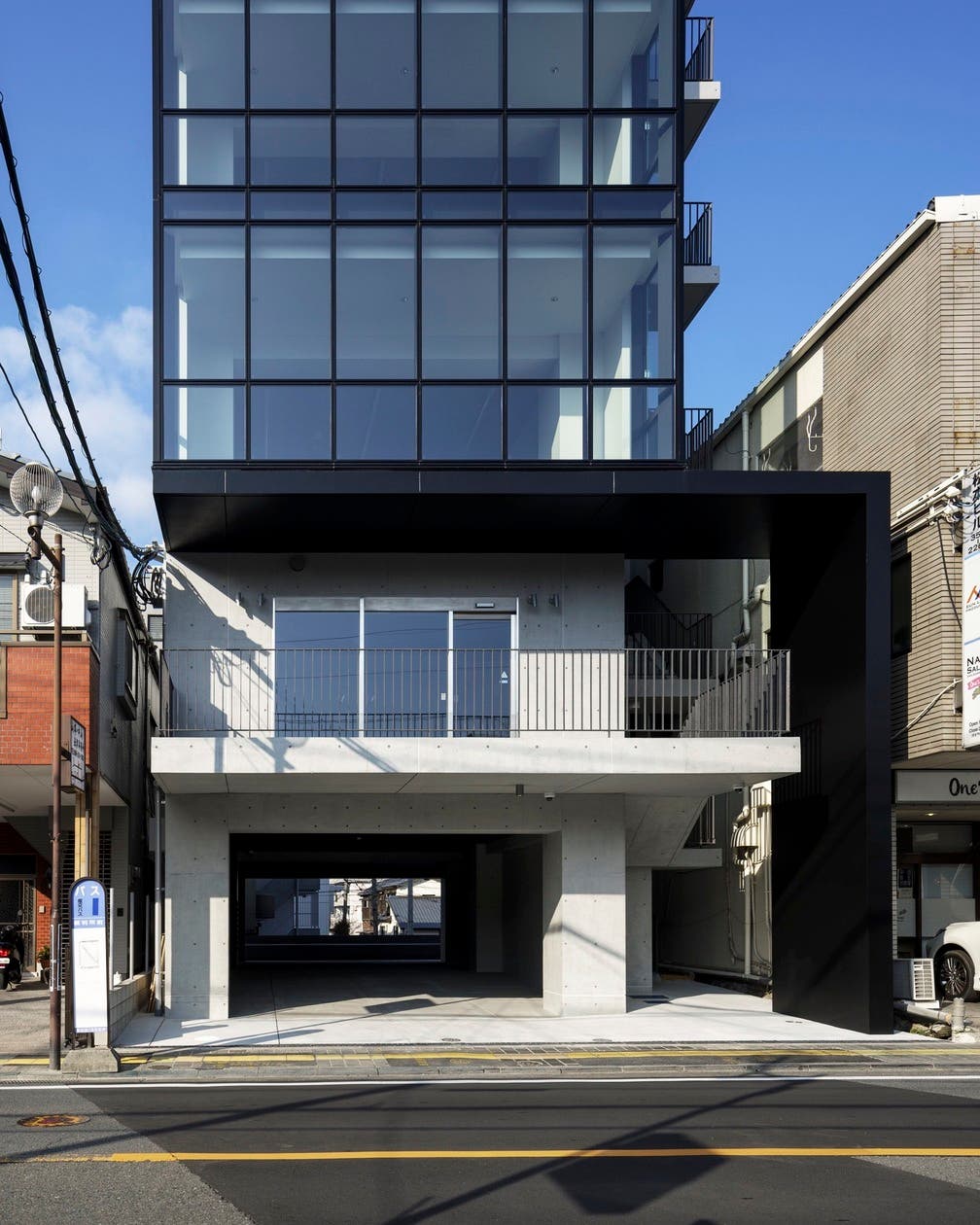 京町のビル5階。アイランドキッチンとバルコニー付きのフリースペースの写真6