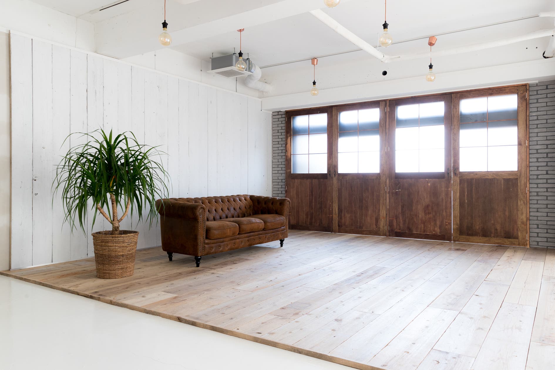 【笹塚・幡ヶ谷】木目が印象的で家具や植物が豊富な撮影スタジオ。新宿駅西口よりタクシー10分の写真8