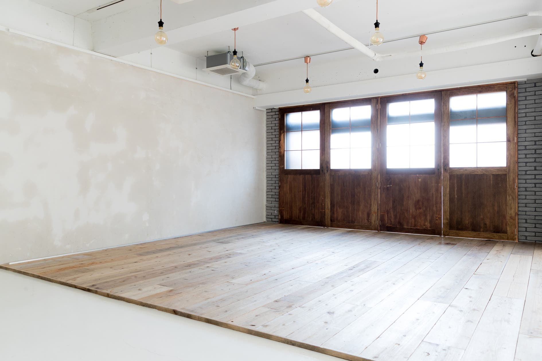 【笹塚・幡ヶ谷】木目が印象的で家具や植物が豊富な撮影スタジオ。新宿駅西口よりタクシー10分の写真9