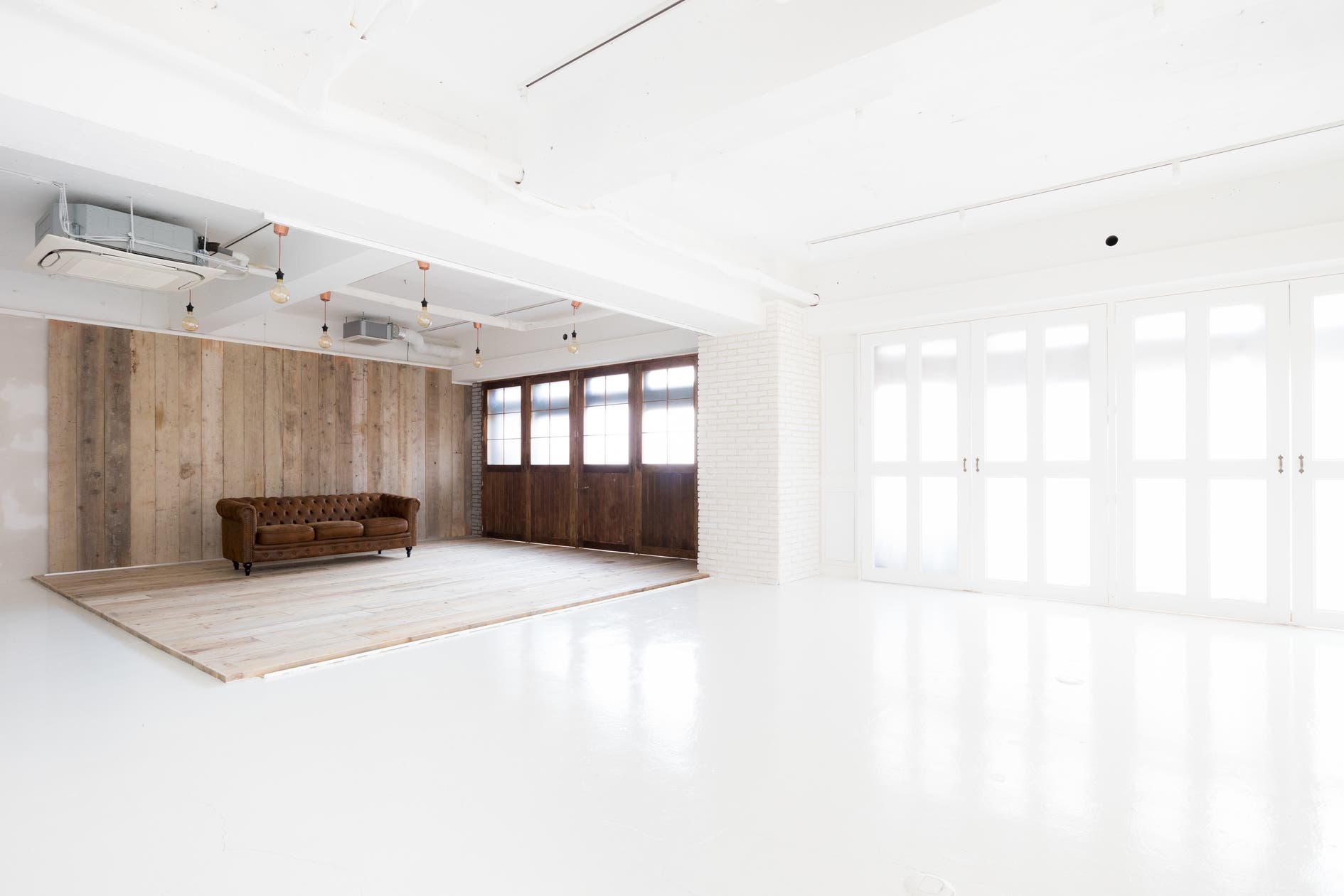 【笹塚・幡ヶ谷】木目が印象的で家具や植物が豊富な撮影スタジオ。新宿駅西口よりタクシー10分の写真10