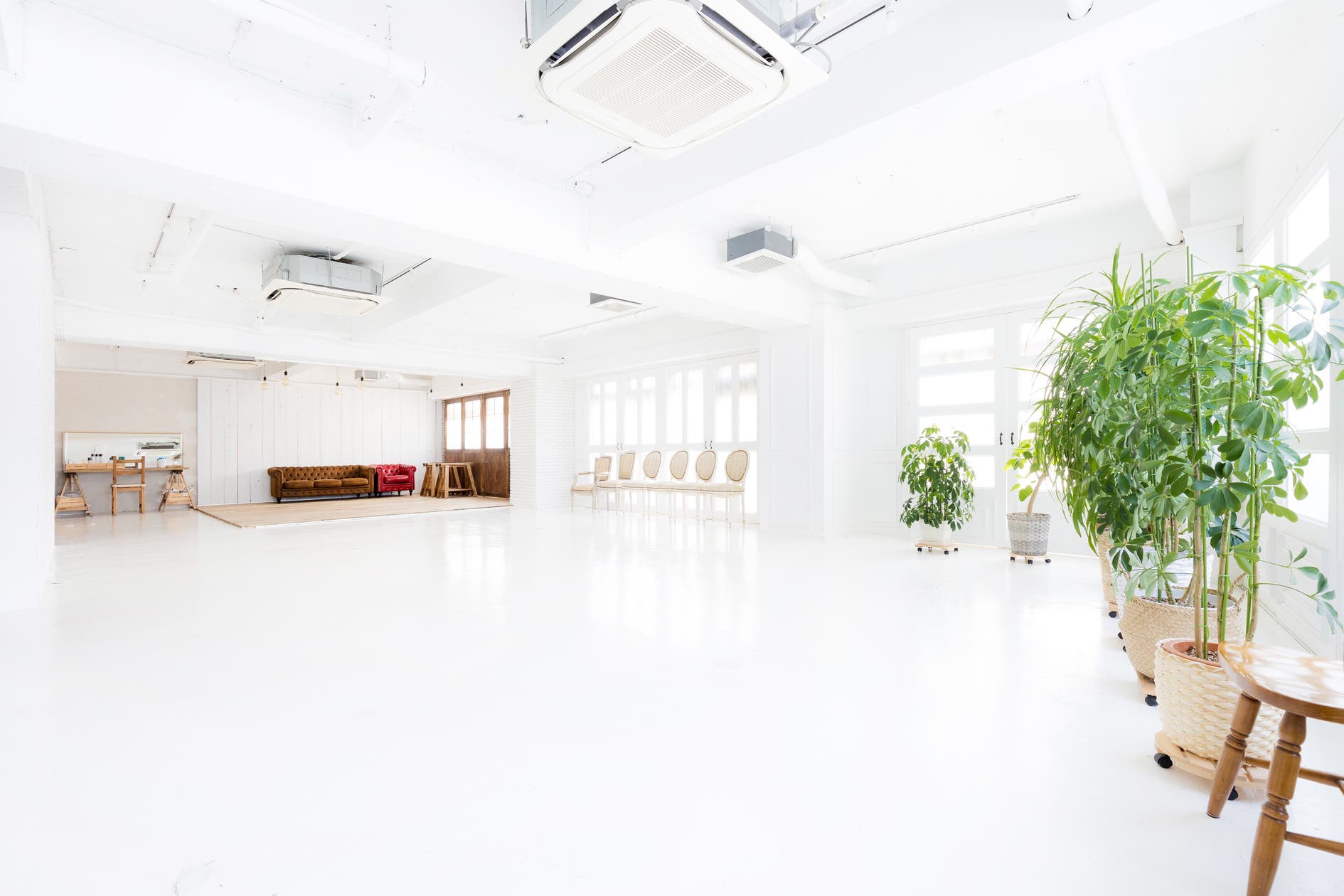 【笹塚・幡ヶ谷】木目が印象的で家具や植物が豊富な撮影スタジオ。新宿駅西口よりタクシー10分の写真13