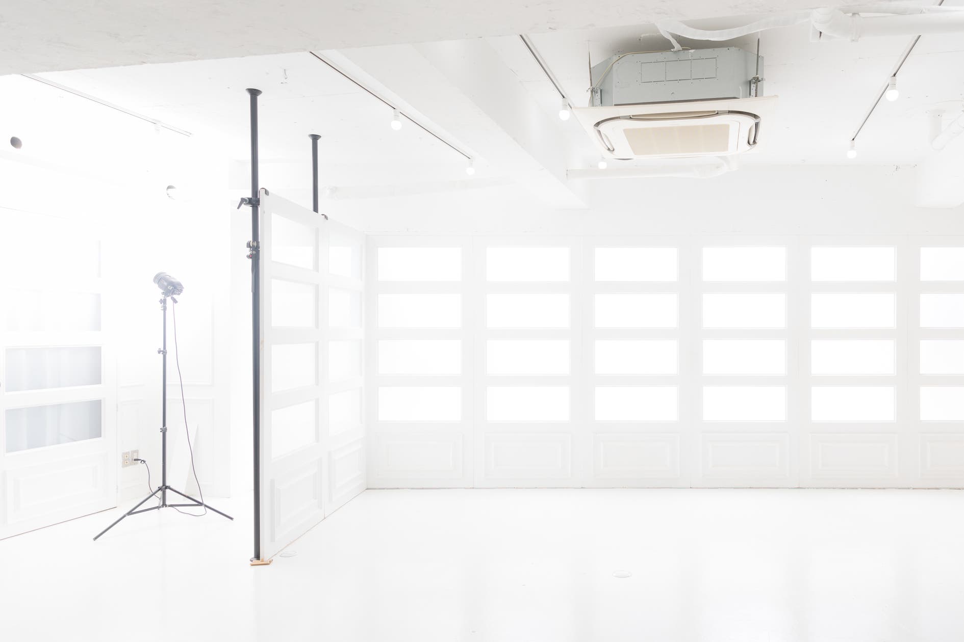 【笹塚・幡ヶ谷】木目が印象的で家具や植物が豊富な撮影スタジオ。新宿駅西口よりタクシー10分の写真23