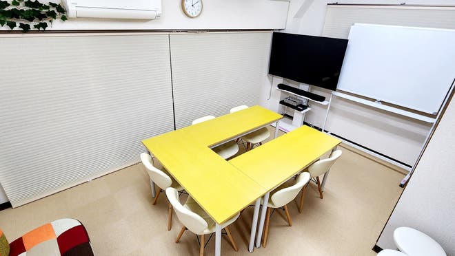 草加駅東口から徒歩3分/24時まで使える/お部屋タイプの小さな会議室/Wifi/web面談/女子会/推し活/ボードゲームの写真2