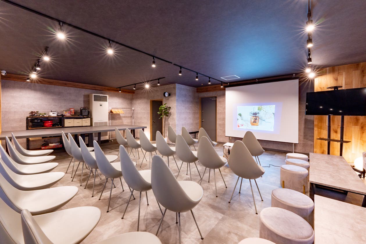 ベストホスト賞受賞スペース！秋葉原駅4分/着席35名/100㌅プロジェクター/飲食可/利用後清掃おまかせ可/ビジネス・パーティーの写真6