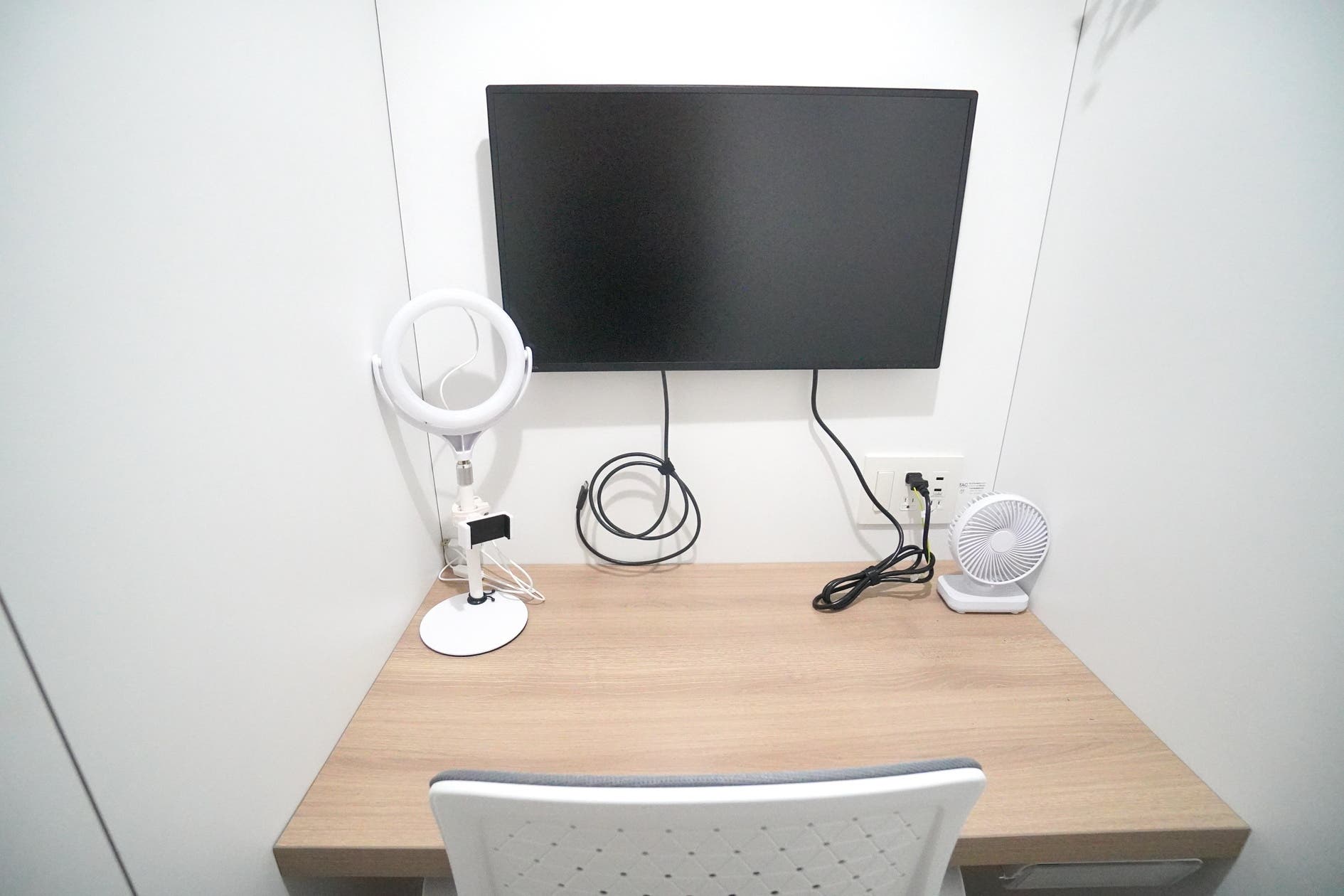 ＜ミニマルワークスペース名古屋No.4＞完全個室⭐️光回線Wi-Fi📶モニター🖥テレワーク/Web会議/Zoomの写真3