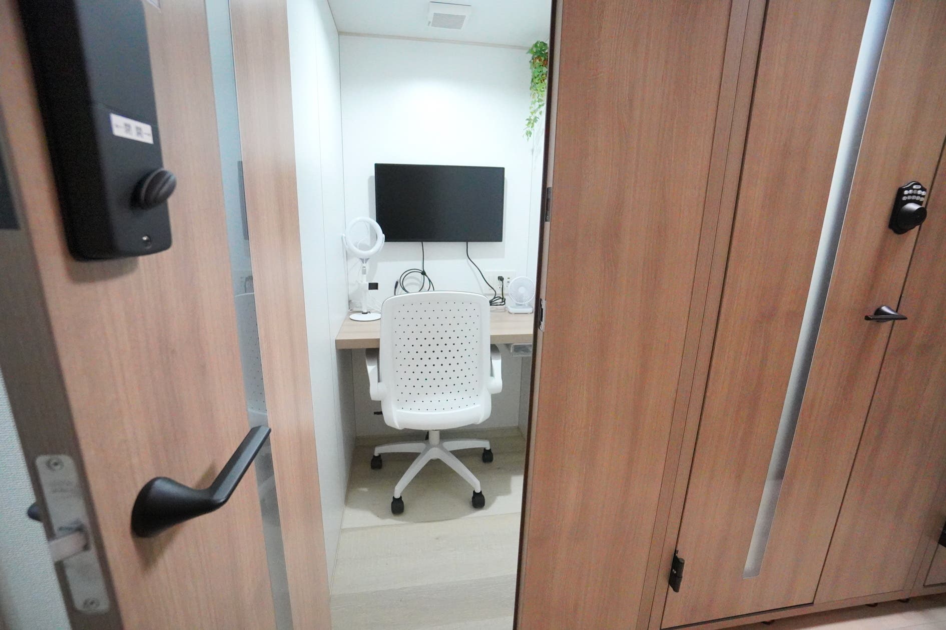 ＜ミニマルワークスペース名古屋No.4＞完全個室⭐️光回線Wi-Fi📶モニター🖥テレワーク/Web会議/Zoomの写真4