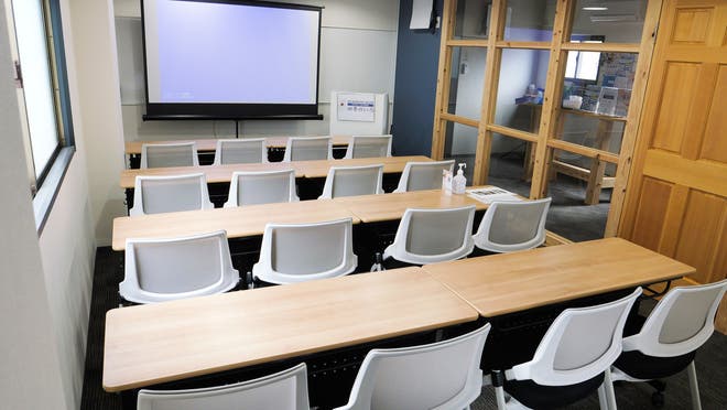 プロジェクター&スクリーン無料💫貸し会議室②の写真1