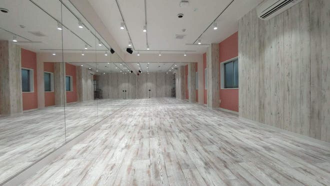 【Bスタジオ】本厚木駅南口徒歩1分!2023年オープンの多目的ダンススタジオです。【ダンス床】の写真1