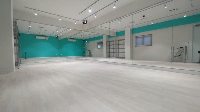 【Cスタジオ】本厚木駅南口徒歩1分!2023年オープンの多目的ダンススタジオです。【ダンス床】の写真1