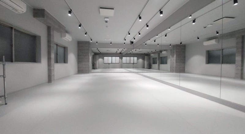 【Ｄスタジオ】本厚木駅南口徒歩1分！2023年オープンの多目的ダンススタジオです。【バレエ床】