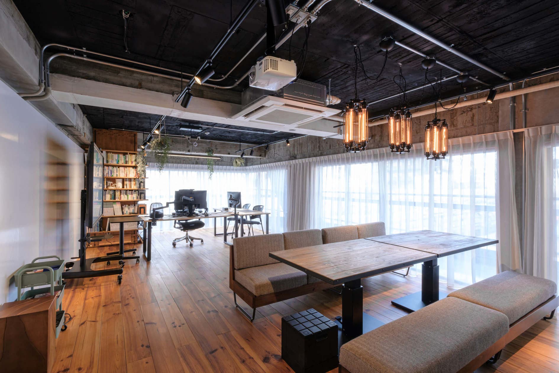 十三駅から徒歩5分！壁一面ホワイトボード/100インチプロジェクター/75インチモニター/仕事環境の充実したワークスペースの写真1