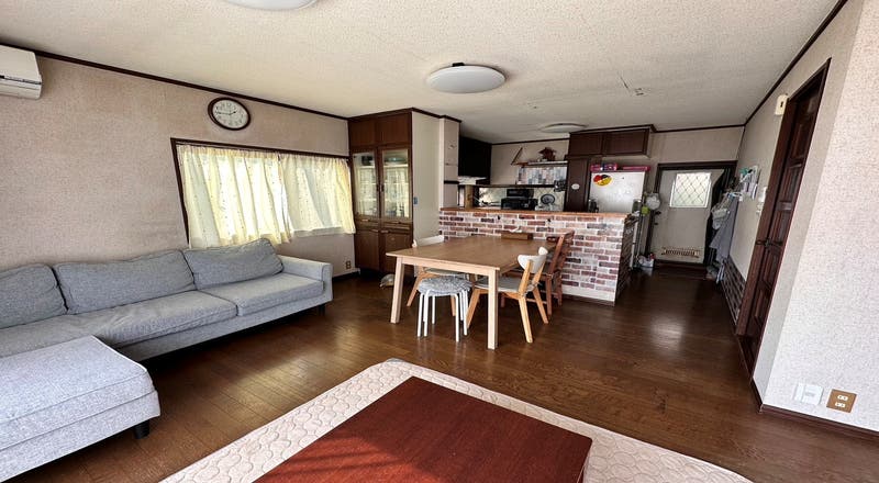 山の中にある静かな一軒家！家族連れにおススメです。自然の中で１日遊びまくろう！