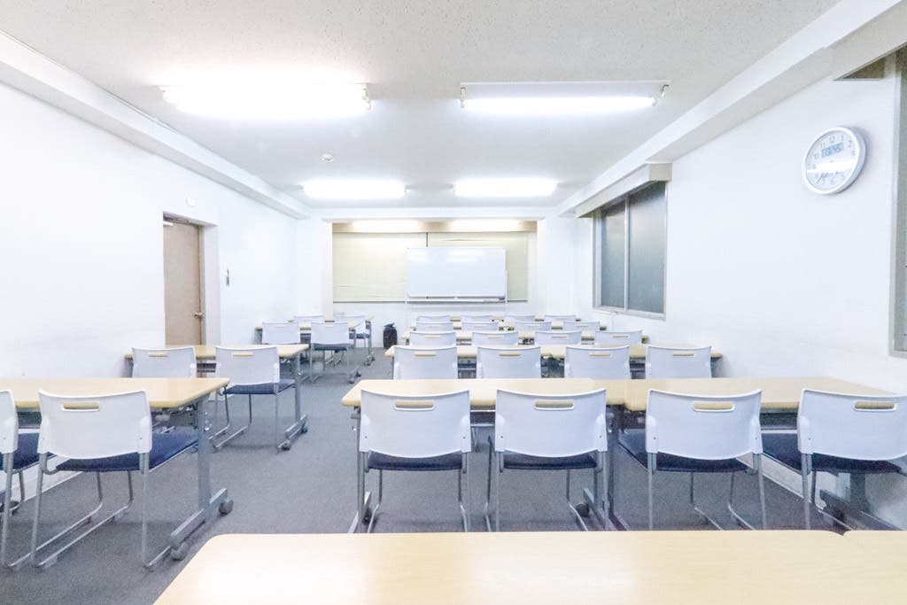 【秋葉原駅徒歩3分！同規模最安！】44名利用可！セミナー向け！プロジェクター・WiFi全て無料！ふれあい貸し会議室 秋葉原Aの写真1