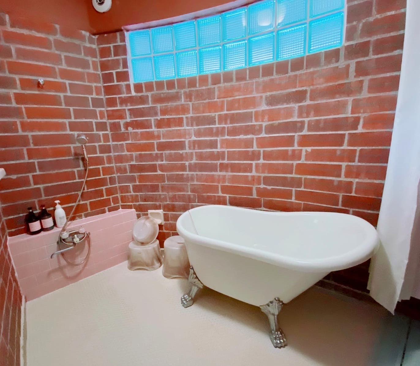 白い暖炉やトイピアノがあるレンガ白壁のかわいいコテージ。撮影に。の写真7