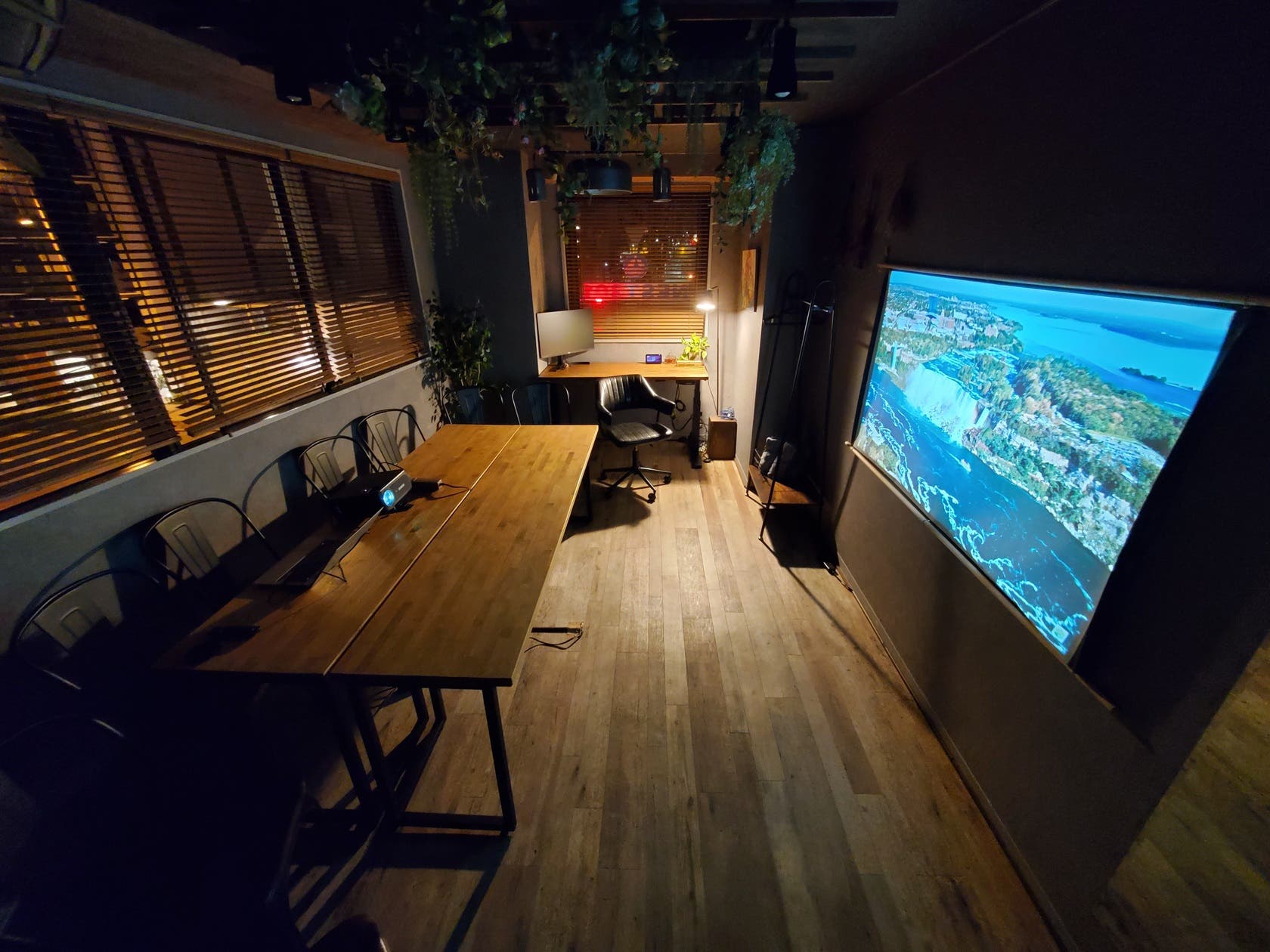 プロジェクタ（エプソン製フルHD・Fire  TV Stick付）の画像1