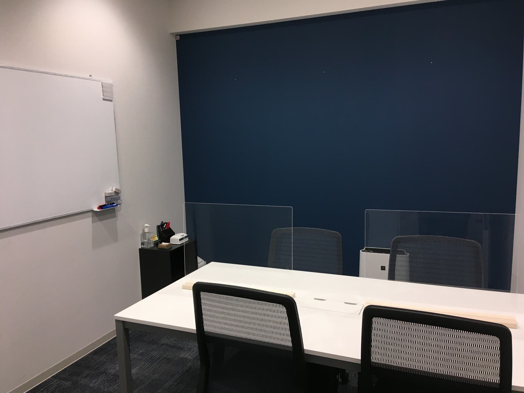 【JR新横浜駅徒歩３分】完全個室４名用会議室 フリードリンク利用可 #お打ち合わせ＃面接＃商談＃WEB会議の写真1