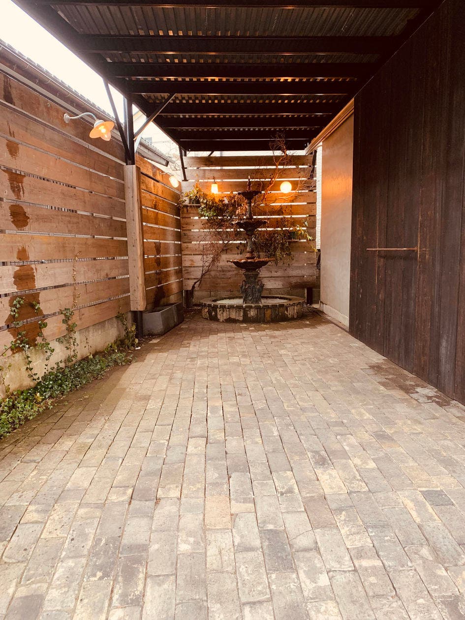 古材 アンティーク　レトロ　木　噴水　無垢材　レンガ　シャンデリア　雑貨の写真11