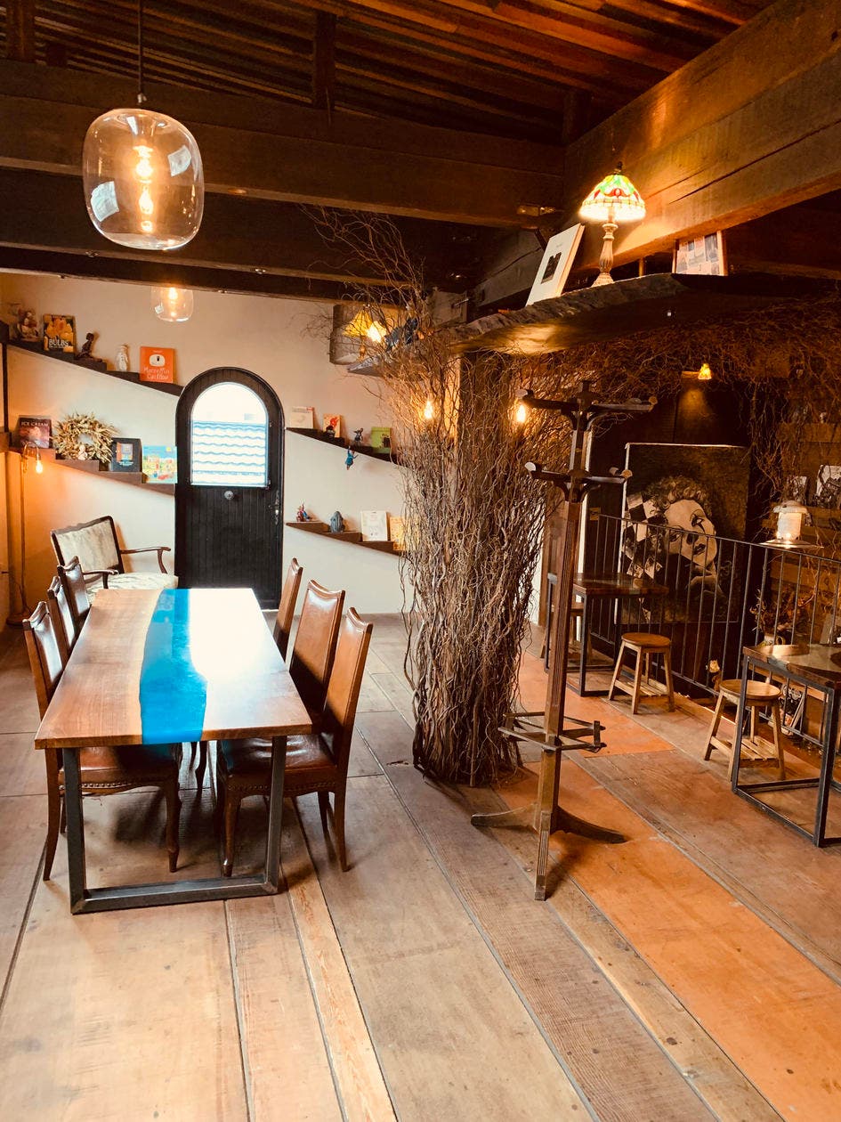 古材 アンティーク　レトロ　木　噴水　無垢材　レンガ　シャンデリア　雑貨の写真8