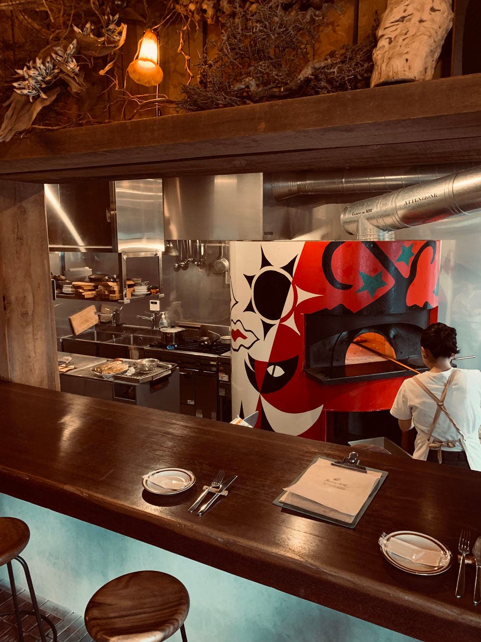 古材 アンティーク　レトロ　木　噴水　無垢材　レンガ　シャンデリア　雑貨の写真5