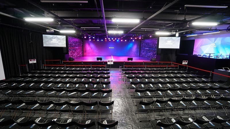 【台場駅徒歩1分の施設】最大232席 / 巨大スクリーン2面 / 演出は自由自在！様々なイベントに対応可能！の写真1