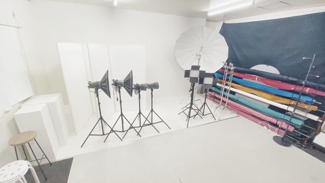 【機材レンタル無料】沖縄那覇/白ホリ撮影向け/照明・背景充実の写真3