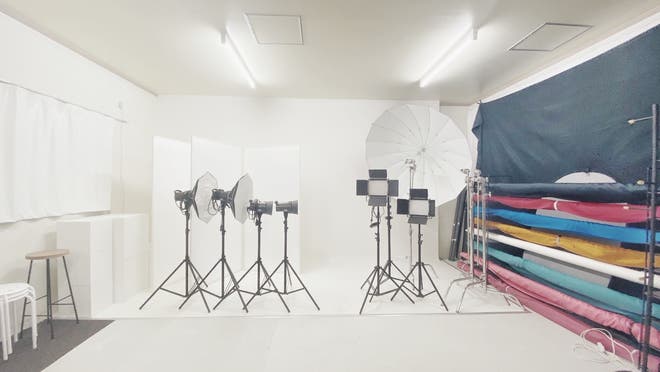 【機材レンタル無料】沖縄那覇/白ホリ撮影向け/照明・背景充実の写真2