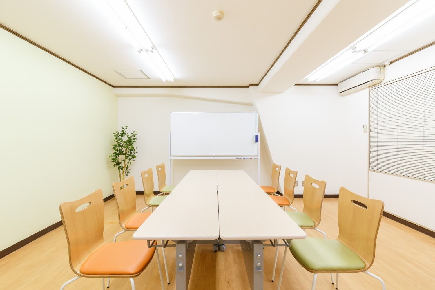 地下鉄御堂筋線本町駅より徒歩１分 エレベーターあり！ビジネス・撮影・面接・ワークショップと色々使えて便利な貸会議室ラミEmmaの写真1