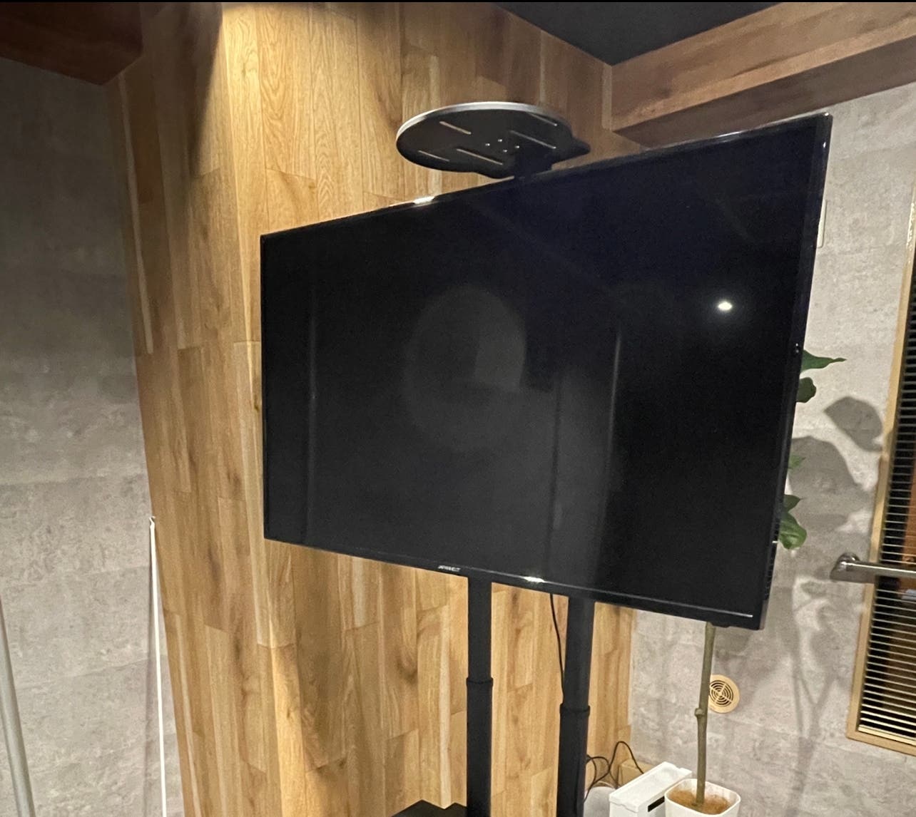 43インチ大画面液晶モニターの画像1