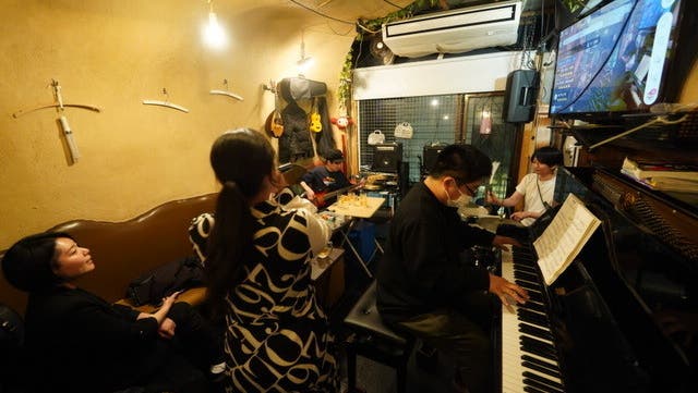 新宿駅徒歩10分、現在営業中のミュージックバーの写真3