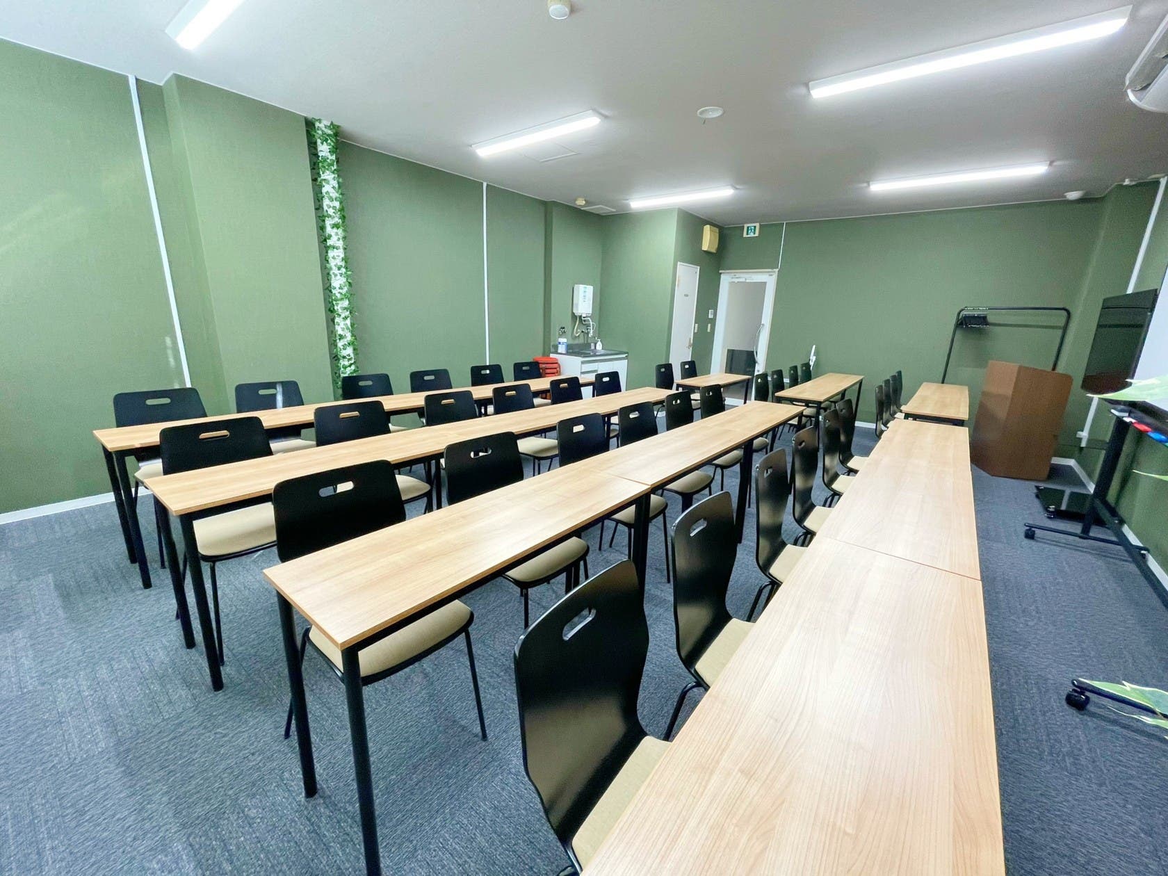 【静岡駅徒歩5分・34名着席可・無料WiFiあり】貸し会議室UNIELL 静岡駅北口 研修 講演 セミナー  ヨガの写真9