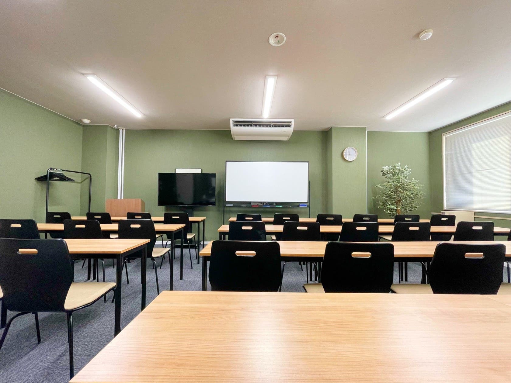 【静岡駅徒歩5分・34名着席可・無料WiFiあり】貸し会議室UNIELL 静岡駅北口 研修 講演 セミナー  ヨガの写真10