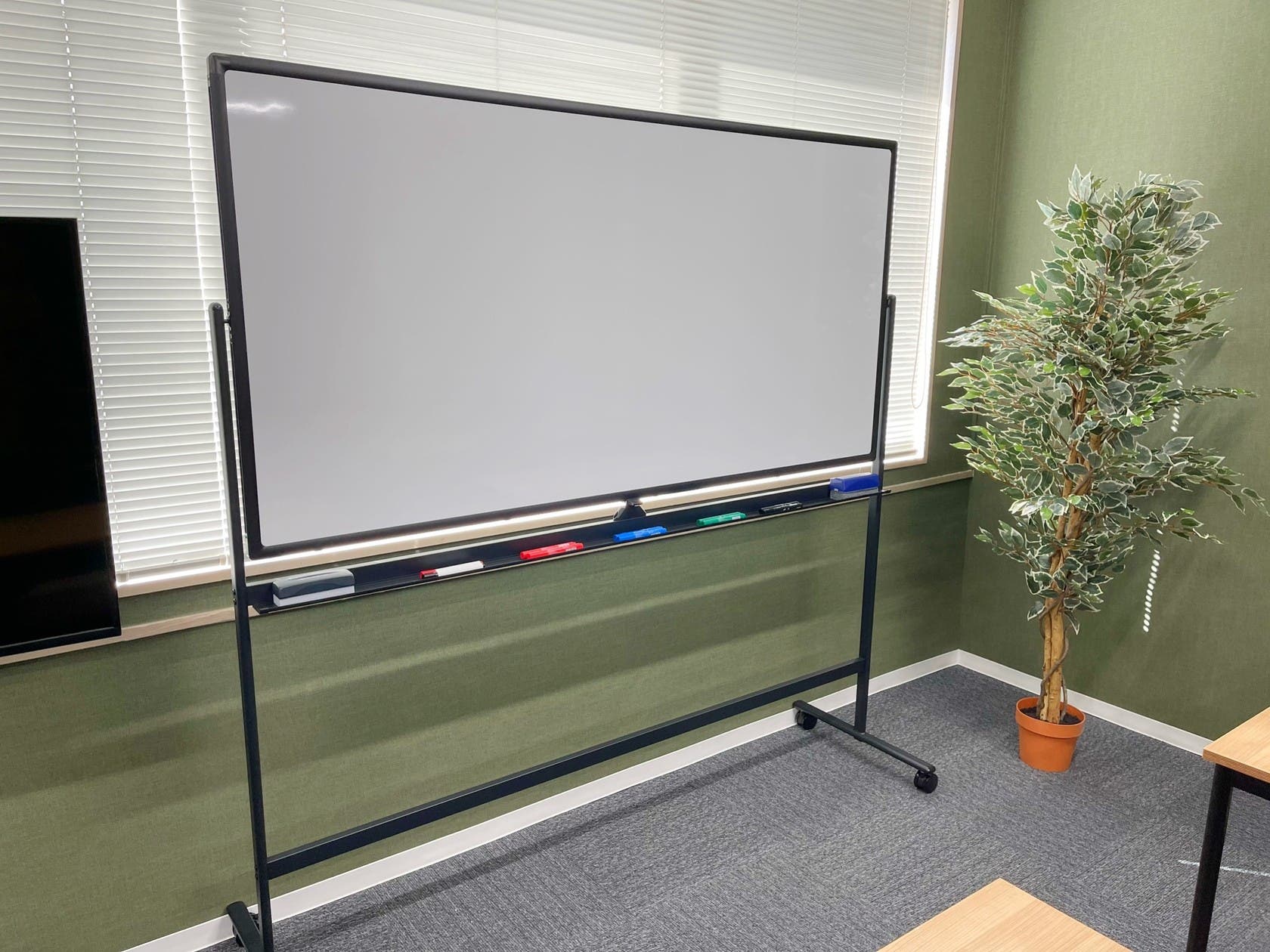 【静岡駅徒歩5分・34名着席可・無料WiFiあり】貸し会議室UNIELL 静岡駅北口 研修 講演 セミナー  ヨガの写真24