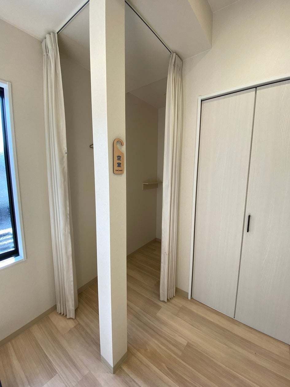 前日予約OK！ 観光通電停から徒歩２分、 近隣にコンビニ、飲食店もあり利便性は抜群。大きな鏡、フリードリンクバーも完備の写真5