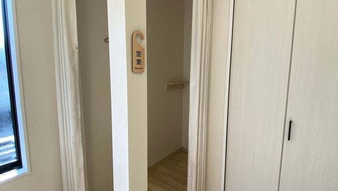 前日予約OK! 観光通電停から徒歩2分、 近隣にコンビニ、飲食店もあり利便性は抜群。大きな鏡、フリードリンクバーも完備の写真5